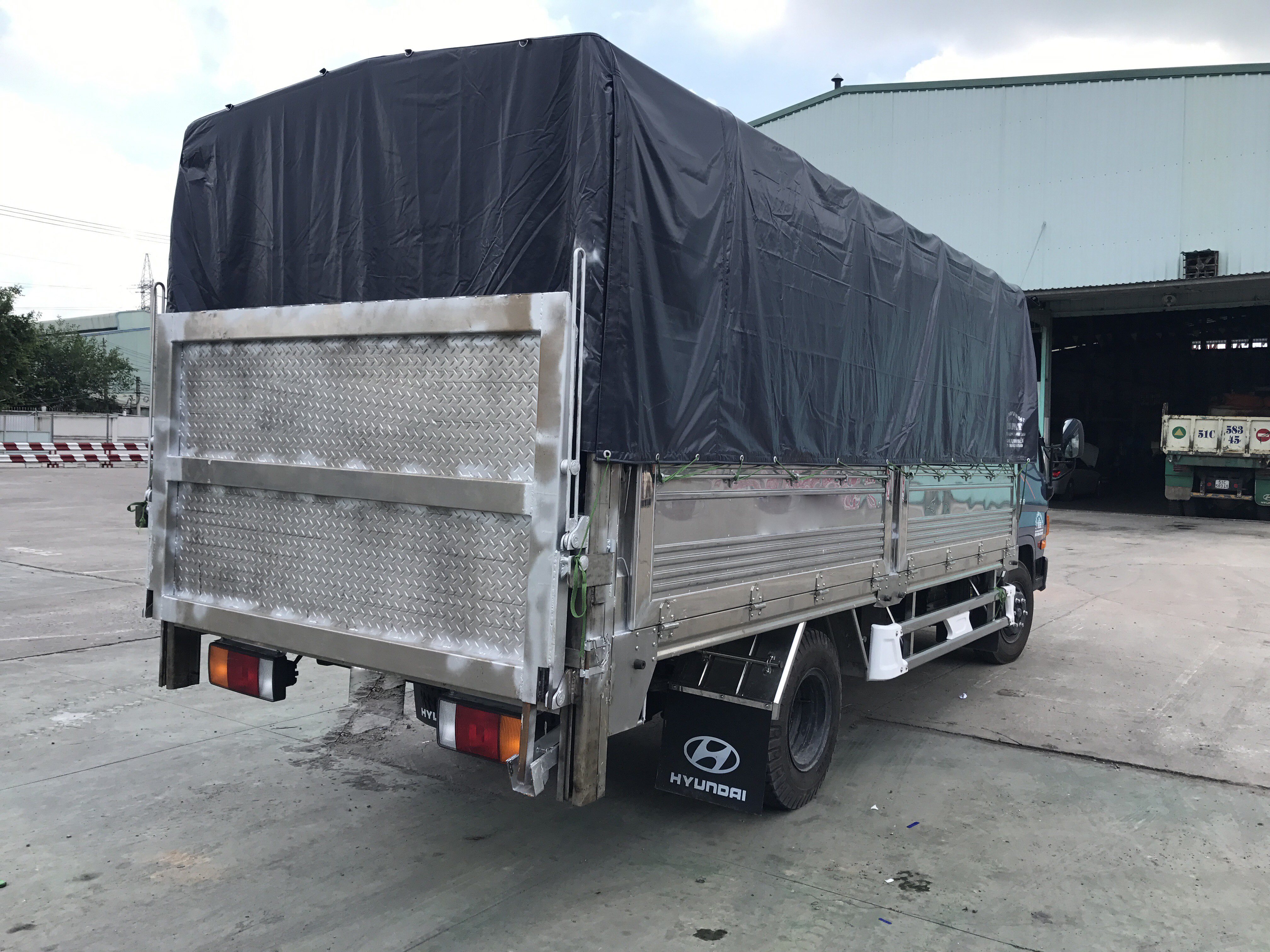 Xe chuyên dùng Hyundai: Xe tải Hyundai HD99 thùng có bửng nâng hạ